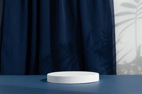 흰색 원통형 연단 커튼과 야자 그림자가있는 파란색 배경의 받침대 화장품 프리젠 테이션을위한 장면 빈 쇼케이스 강단에 대한 스톡