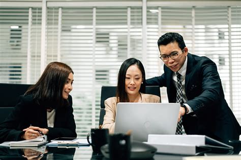 노트북및문서와 회의실에서 만나는 아시아 의 다인종 동료 35 39세에 대한 스톡 사진 및 기타 이미지 35 39세 45 49세 격려 Istock