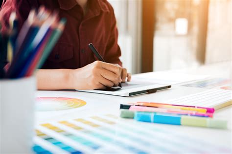 남성 디자이너 회사 사무실에 앉아 디지털 그래픽 태블릿에 노력 하 고 Cmyk에 대한 스톡 사진 및 기타 이미지 Cmyk 그리기 남자 Istock