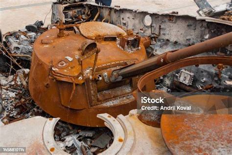 기관총이 달린 파괴 된 녹슨 군용 장갑차가 거리 야외에 서 있습니다 전투 손상 싸움 무겁다 방어 기갑 폭발 녹 유적 갑옷 폭발 0명에 대한 스톡 사진 및 기타 이미지