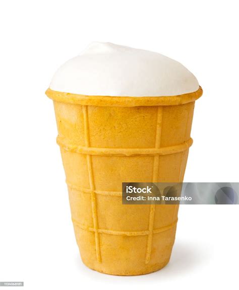 화이트 아이스크림은 와플 컵에 흰색에 근접 한 플 롬 비 니 격리 0명에 대한 스톡 사진 및 기타 이미지 0명 냉동식품 단일 객체 Istock