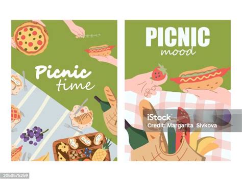 두 포스터 공원에서 피크닉 맛있는 음식 과일 야채 파이 빵 피자 바구니 카드 텍스트의 배경 공간입니다 위에서 본 모습 플랫