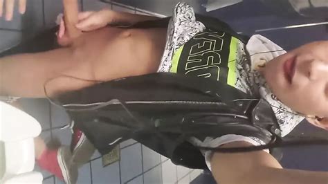 Fremder Greift Unter Den Stand Um Daniel Hausers Schwanz Zu Packen Xhamster