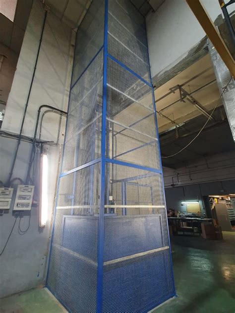 Montacargas Con Puerta Simple Abatible En Barcelona