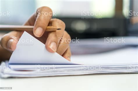 비즈니스 문서 서류 과로 개념 바쁜 업무 용 사무실의 폴더 인쇄에 대한 미완성 문서 보고서를 검색하고 확인하기 위해 스택 종이