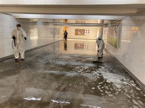 Нүхэн гарц автобусны буудлуудыг угааж байна