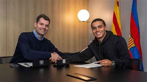Barcelona Sign Ronaldinhos 18 Year Old Son João Mendes After