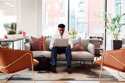 공유 작업 공간 사무실에서 책상에서 노트북에서 작업 소파에 앉아 사업가 남자에 대한 스톡 사진 및 기타 이미지 남자 소파 노트북 Istock
