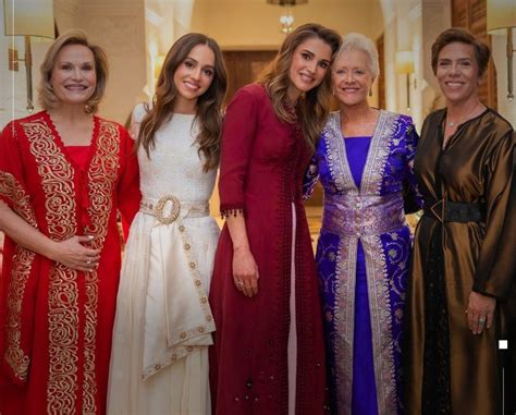 15 صورة ترصد فرحة ابنة ملك الأردن وعائلتها في ليلة الحناء