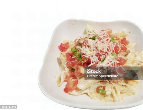 고기와 토마토를 곁들인 파스타 한 접시의 사진에는 파스타와 고기가 담긴 하얀 접시가 있습니다 0명에 대한 스톡 사진 및 기타 이미지 Istock