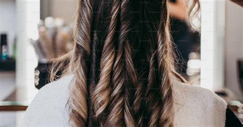 미용실에서 긴 머리를 가진 아름다운 갈색 머리 여자가 머리카락을 날리고 있다 미용실 스타일링 개념 사진 Unsplash의 세르비아 이미지