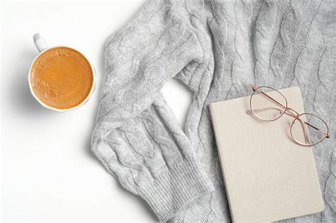 니트 스웨터 커피 한 잔 일기 및 흰색 배경에 안경이있는 가을 플랫 평신도 구성 Hygge 아늑한 홈 워크 스페이스 개념 0명에