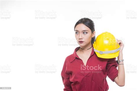 빨간색 셔츠와 흰색 배경으로 노란색 헬멧에 헬멧 심각 하 게 얼굴을 들고 아름 다운 공학 여자 건설 산업에 대한 스톡 사진 및 기타 이미지 Istock