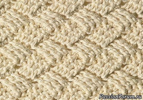 Прекрасный рельефный узор лучше всего вязать из довольно толстой пряжи так его структура