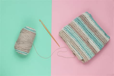 모직 실의 꼬인 원사와 블루 핑크 파스텔 배경에 뜨개질을위한 나무 크로 셰 뜨개질 맨 위 보기 개체 그룹에 대한 스톡 사진 및 기타 이미지 Istock