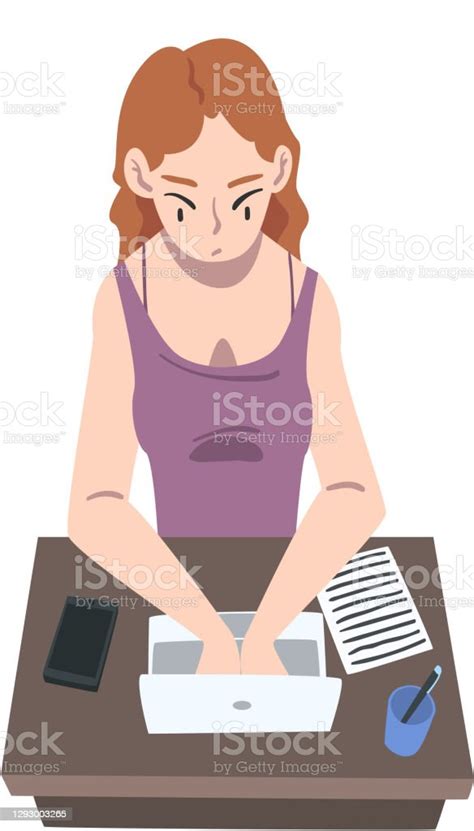 책상 에 앉아 여성 기자 책상 쓰기 기사 또는 노트북 벡터 일러스트에 에세이 기사 출판에 대한 스톡 벡터 아트 및 기타 이미지 기사 출판 독일 벡터 Istock