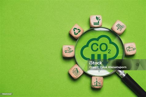 순환 녹색 경제를 통해 기후 변화로 인한 지구 온난화를 제한하기 위해 탄소 발자국과 탄소 배출권에 초점을 맞추기 위해 돋보기 내부의 흰색 탄소 배출 기호 0에 대한 스톡