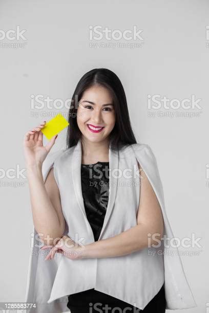 아시아 여자 손에 신용 카드를 제시 신용 카드를 들고 여자 25 29세에 대한 스톡 사진 및 기타 이미지 25 29세 고객 구매 Istock