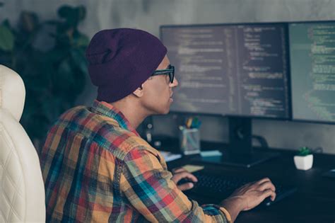 진지한 영리한 프로그래머 입고 모자 쓰기 코드 현대 가제트 실내 직장 작업장 집 사진 30 34세에 대한 스톡 사진 및 기타