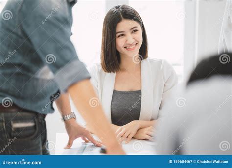 Den Vackra Unga Asiatiska Företagskvinna Som Bär Vit Dräkt Och Som