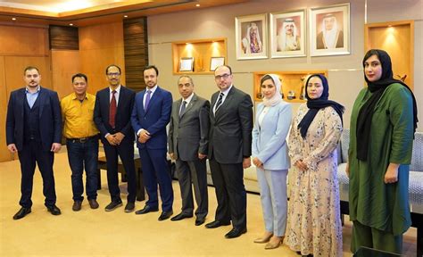 صحيفة الأيام البحرينية وزير الأشغال يستقبل عدداً من منتسبي الوزارة