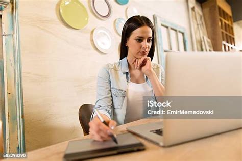 디지털 드로잉 태블릿 및 펜으로 작업하는 그래픽 디자이너 20 29세에 대한 스톡 사진 및 기타 이미지 20 29세 개발 그래픽 디자이너 Istock