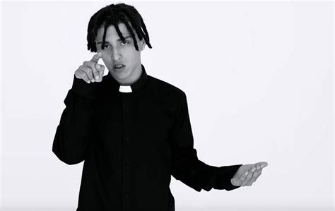 Pablo Chill E Recita Sus Facts En Un País Con Hambre