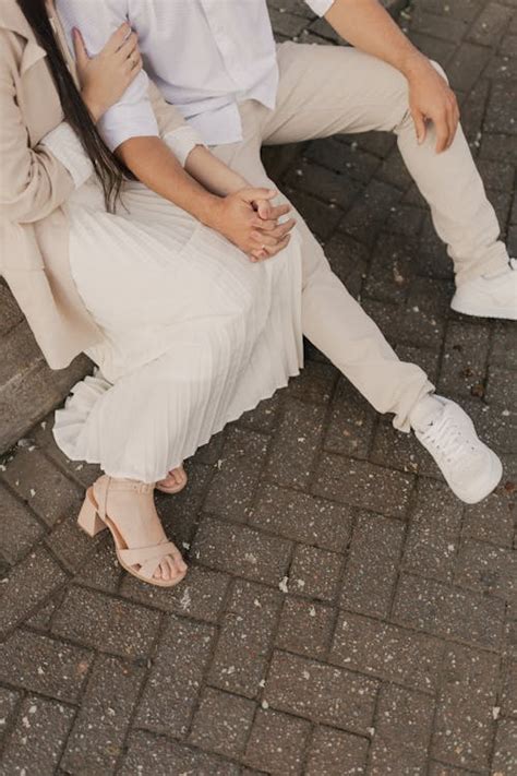 거리 스타일 거리 패션 관계 남성복 낭만적인 도시 설정 도시 장면 따뜻한 날씨 라이프스타일 베이지 드레스 베이지 스타일 베이지색 옷 베이지색 테마