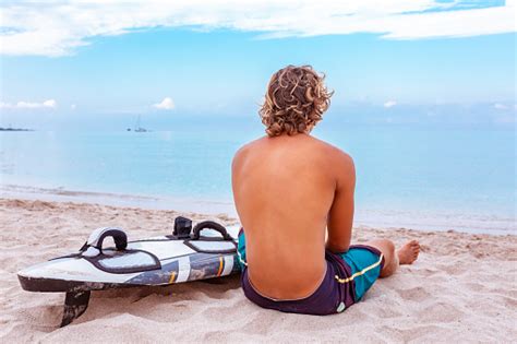 잘생긴 남자 흰색 빈 서핑 보드 기다리는 자리 바다 바다 해변에서 서핑 파도가 해변에 앉아 있다 스포츠 피트 니스 자유 행복 새로운 현대 생활 Hipster의 개념 남자에