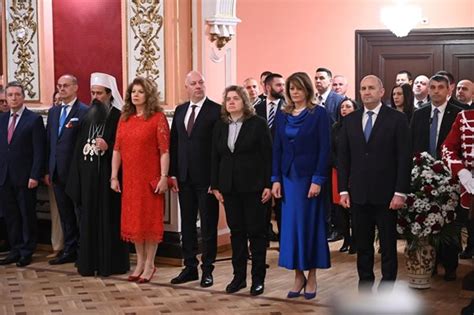 Десислава Радева сигурност в син сатен Илияна Йотова сила с червена дантела