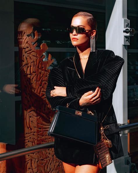 Рита Ора фотографирана со дијамантски прстен се шпекулира дека се