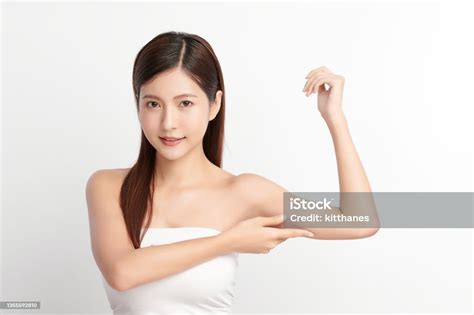 흰색 배경에 깨끗한 신선한 피부를 가진 아름다운 젊은 아시아 여성 얼굴 관리 얼굴 치료 화장품 아름다움과 스파 아시아 여성 초상화 25 29세에 대한 스톡 사진 및 기타