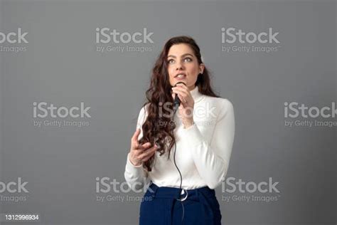 프리젠 테이션 동안 매력적인 여성 컨퍼런스 스피커 마이크를 잡고 몇 가지 제스처를합니다 가리키기에 대한 스톡 사진 및 기타 이미지 가리키기 가수 갈색 머리 Istock
