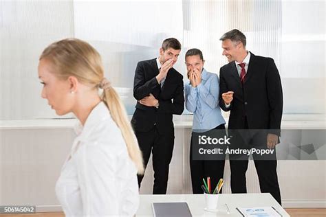 นักธุรกิจกระซิบเกี่ยวกับผู้หญิง ภาพสต็อก ดาวน์โหลดรูปภาพตอนนี้ การกลั่นแกล้ง การล่วงละเมิด