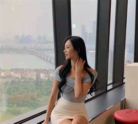 妹子长腿长发颜值高身材好能不魅力出众