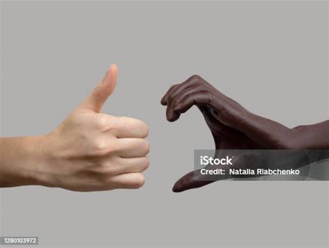 흑백 손 하나는 반 하트 다른 하나는 회색 고립 된 배경의 클래스 아이콘을 나타냅니다 인종 간 우정과 존중의 개념 인종 차별에 대한 싸움 2명에 대한 스톡 사진 및 기타
