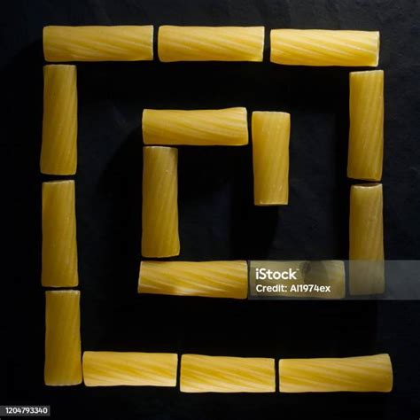 검은 배경에 전형적인 이집트 아시리아와 그리스 장식의 형태로 이탈리아 어 파스타 미로찾기에 대한 스톡 사진 및 기타 이미지 미로찾기 0명 건강한 식생활 Istock