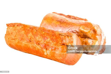 훈제 삶은 고기의 반원형 조각 분홍색 달콤한 향신료와 지방의 층 아름 다운 섬유 구조 흰색 배경에 고립 된 포장에 황금 고기에 대한 스톡 사진 및 기타 이미지 Istock