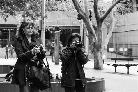 무료 이미지 검정색과 흰색 사람들 도로 거리 사진술 봄 검은 단색화 하부 구조 스냅 사진 흑백 사진 3452x2301 333732 무료