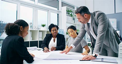 팀워크 계획 및 비즈니스 사람들이 현대 사무실에서 회의 청사진 및 공동 작업을 수행합니다 프로젝트 개발 계획과 함께 협력 문서 또는 아이디어에 대한 직원 직원 및 피드백