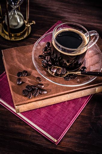 볶은 원시 커피 콩으로 에스프레소 커피 한잔 도 서 및 모래 시계와 함께 자연 조명 0명에 대한 스톡 사진 및 기타 이미지 0명 갈색 검은색 Istock