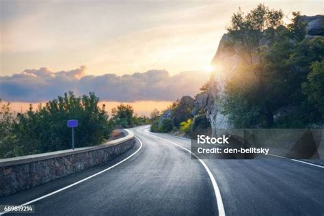 산악 도로 바위가있는 풍경 구름과 여름에 아름다운 아스팔트 도로와 맑은 하늘 빈티지 토닝 여행 배경 산의 고속도로 수송 굽은