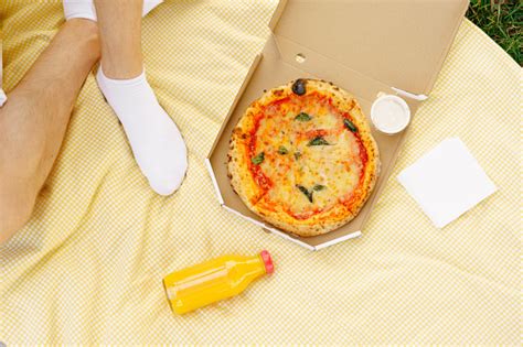 상자에 담긴 피자 유리 모형 주스 병 피크닉 매트에 있는 남자 패스트 푸드와 야외 레크리에이션의 개념 제품 포장 노랑에 대한 스톡 사진 및 기타 이미지 Istock