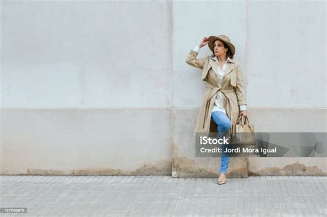 멀리 바라보면서 벽에 기대어 모자와 지갑을 가진 성인 여성 개성 개념에 대한 스톡 사진 및 기타 이미지 개성 개념 기대기 낮 Istock