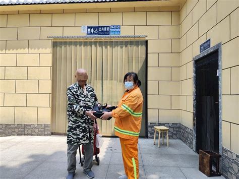 八旬独居老人遗失手机钱包，热心环卫工捡到及时归还失主挎包吴艾红