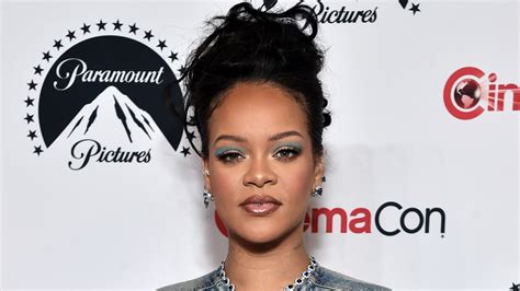 Rihanna Steps Out After Dads Passing Social Media Reacts