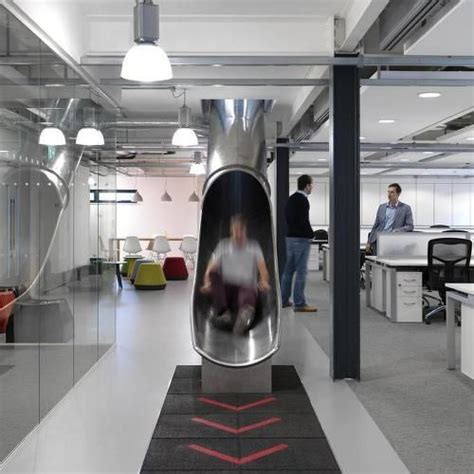 건축가와 디자이너를 위한 오피스 기존 인더스트리얼 환경은 그들의 창의력을 자극하는 상상공간이자 다양한 프로젝트를 집중도 있게 수행 할 수 있는 작업공간으로 리뉴얼 된다