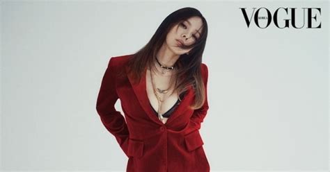 이효리 가슴골 사이 늘어뜨린 목걸이…넘사벽 섹시퀸 [화보]