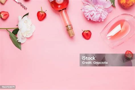 분홍색 배경에 장미 와인과 맛있는 딸기와 창조적 인 구성 개념에 대한 스톡 사진 및 기타 이미지 개념 과일 구도 Istock