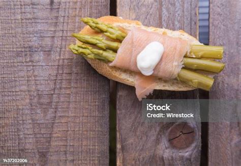 테이블 위의 빵 한 조각에 연어에 싸인 절인 아스파라거스의 상위 뷰 0명에 대한 스톡 사진 및 기타 이미지 0명 건강한 생활방식 건강한 식생활 Istock